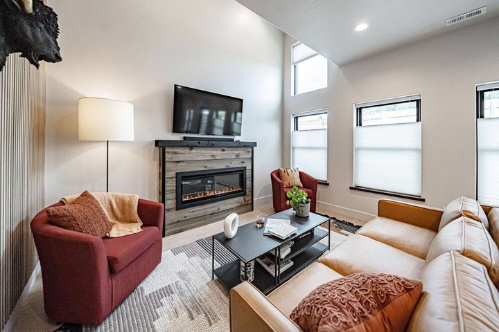 Basecamp Stays: Stylish Home - Hot Tub, Ac, Garage - Driggs, ID