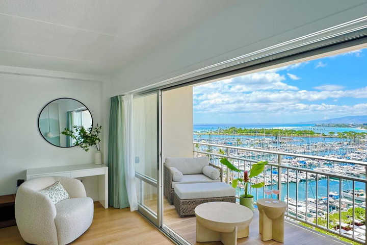 Oceanfront Wonderland (Car Available) - Honolulu, HI