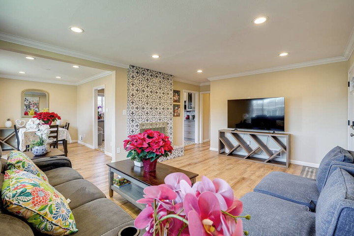 Easy Sf Access! Spacious Family Home W/ Yard - San Francisco, CA