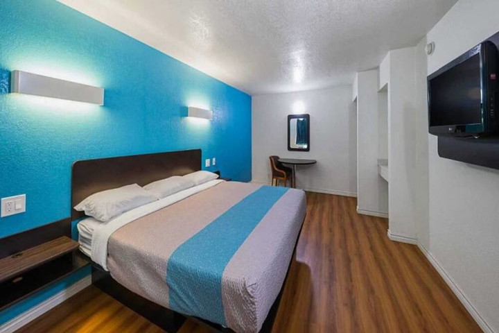 1 King Bed | Smoking - Grand Prairie, TX