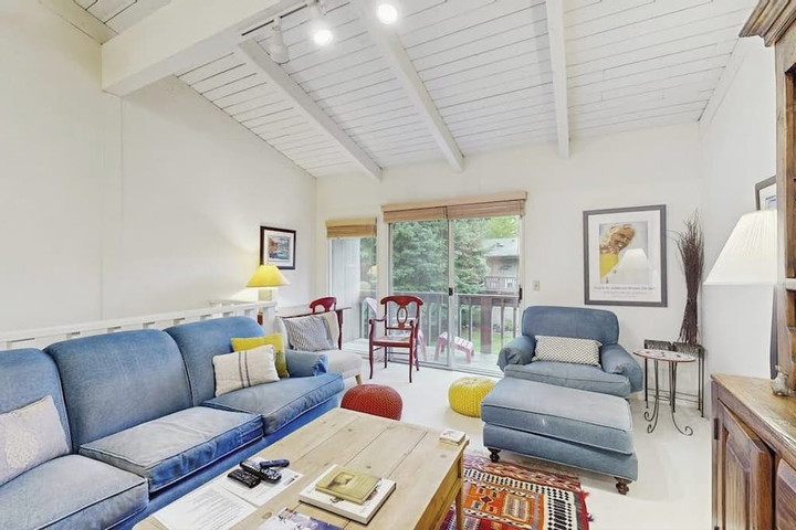 Sunny Townhouse With Wifi, Views, Summer Pool, & Ski Bus Pick-up - Ketchum, ID