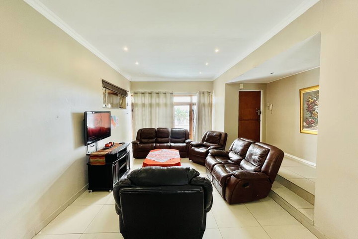 Entire House In Beacon Bay - Golden Location - East London