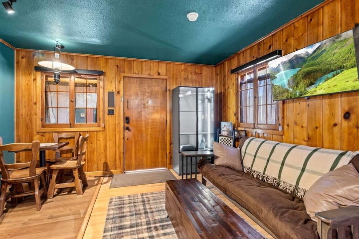 Serene Pet-friendly Cabins With Spacious Outdoor Areas Near Garden Of The Gods In Colorado Springs, Colorado - Colorado