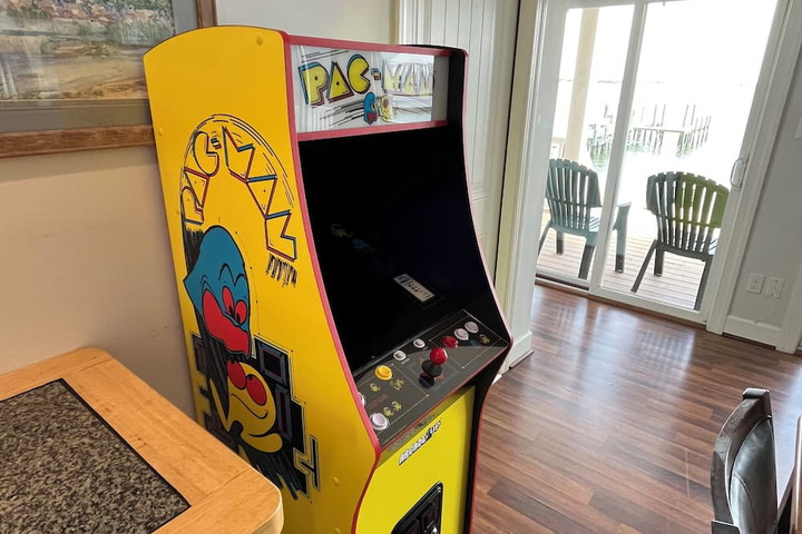 Waterfront Monthly Rental! Fishing Dock, Arcade, Garage Parking, Walk To Beach! - Norfolk, VA