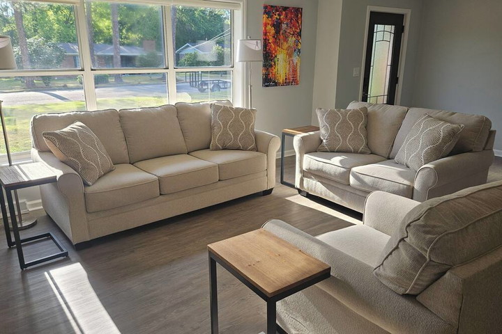 Open Floor-plan - Large Covered Patio - Kitchen Island - 5 Beds - Dothan, AL