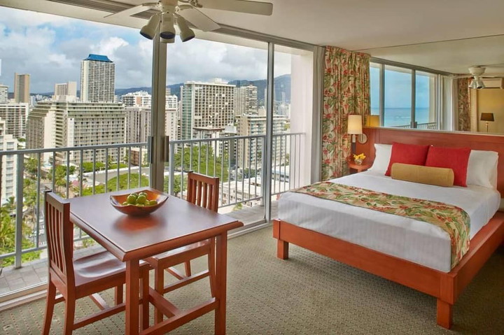 4 Partial Ocean View Studios W/ Kitchenettes | Rooftop Pool & Whirlpool Spa - Honolulu, HI