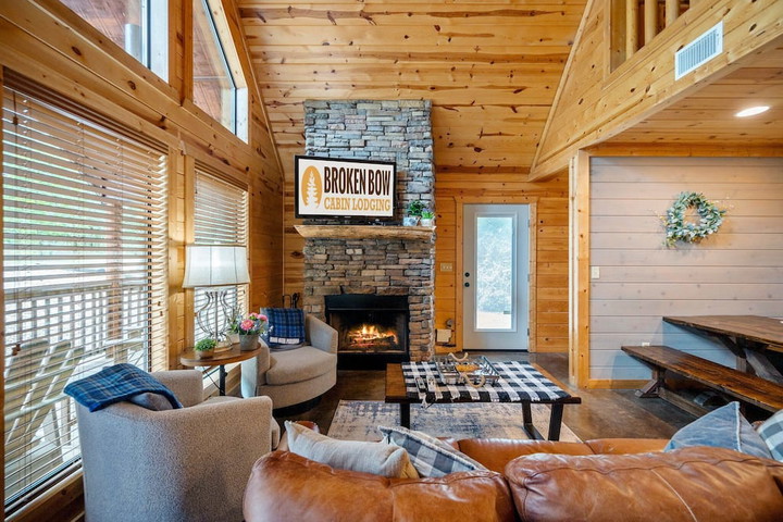 Moon Over Paradise | Spacious Family Retreat With Sports Court And Game Loft - Hochatown, OK