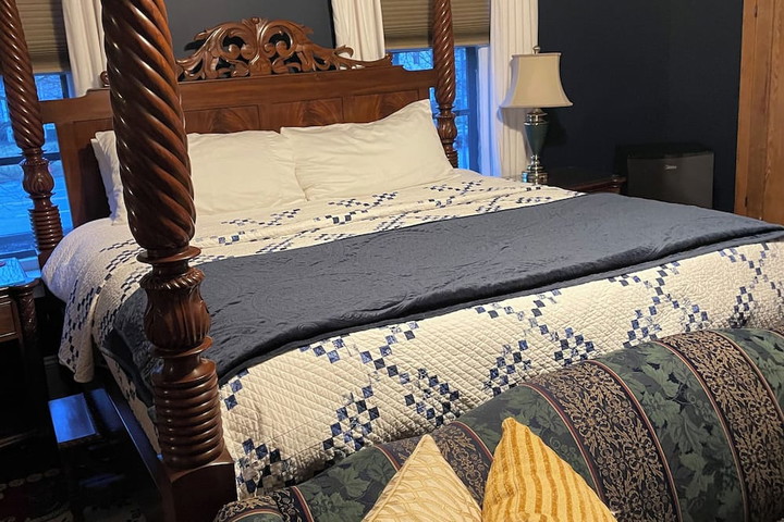 The Alfred Morris Gifford House Has Been Lovingly Renovated To Anticipate The Every Need Of Travelers To The Finger Lakes Area.  Located In The Heart Of The Historic District, The Inn Is A Short Walk To Restaurants, Historical Sites, Shops, As Well A - Canandaigua, NY