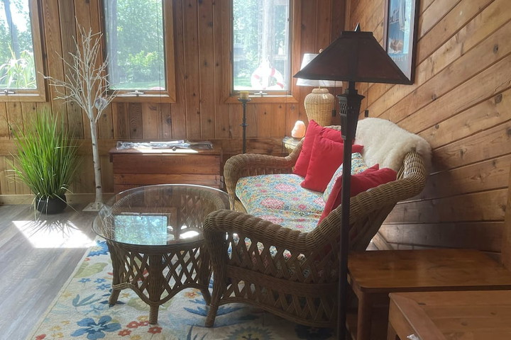 Contemporary Home In Quiet Neighborhood With Pool & Great Back Yard Close To All - Middleton, WI