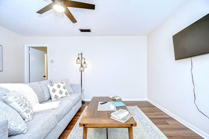 Central Apt: Heated Pool, W/d On Site - Pinellas Park, FL