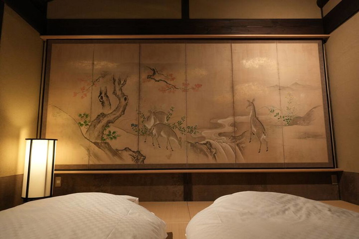 This Is A Single Building Rental Of A Kyomachiya That Has Been In Existence Since The Meiji Era (1868-1912). The Window Overlooks The Kamo River And The Town Of Gion, Making It A Prime Location To Enjoy The Typical Kyoto Scenery. - Gion