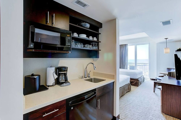 Convenience & Comfort! Unit W/ Kitchenette, Partial Ocean View, Onsite Pools! - Virginia Beach, VA