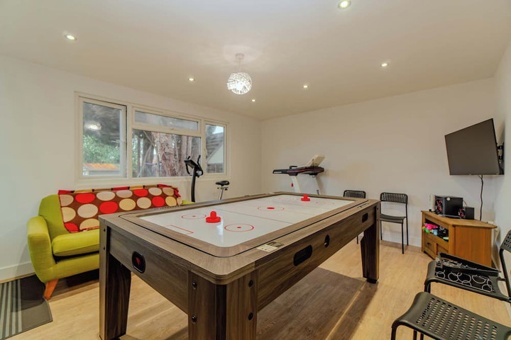 3br Home W Parking, Pool Table & Garden - Buckinghamshire