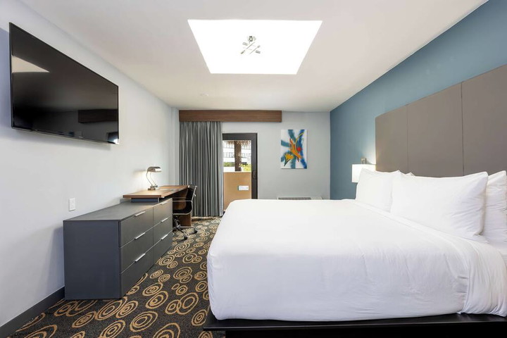 Free Airport Shuttle And Pool Near Calle Ocho From Spacious Miami Room - Miami