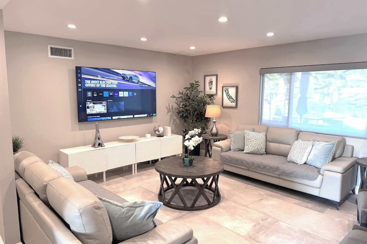 Disneyland Spacious 8br 4ba Pool, Hottub, Large Parking - Anaheim, CA