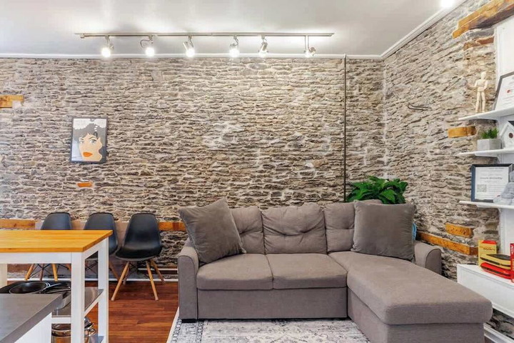 Work, Visit & Relax Downtown | Wi-fi + Laundry - Belleville