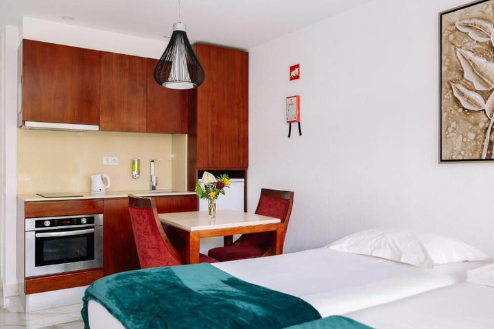 Exotic Coastal Retreat! Easy Beach Access On A Terrace Room | 3 Units - Albufeira