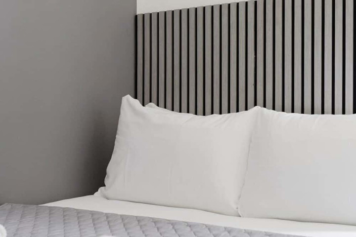 Comfortable King Room | Shared Bathroom - Watford