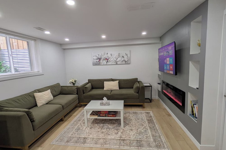3 Bedroom Modern, Stylish & Spacious Home With King Size Bed! - Stratford