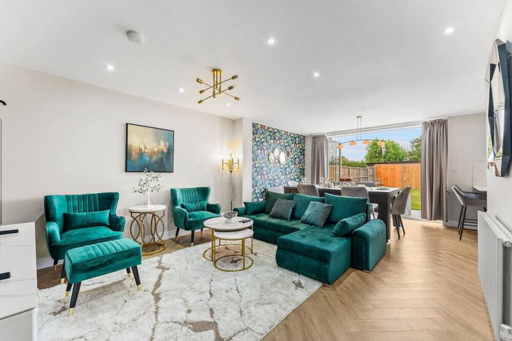 Stylish 5-bed Home Near Heathrow & Windsor With Games Area And Large Garden - Staines-upon-Thames