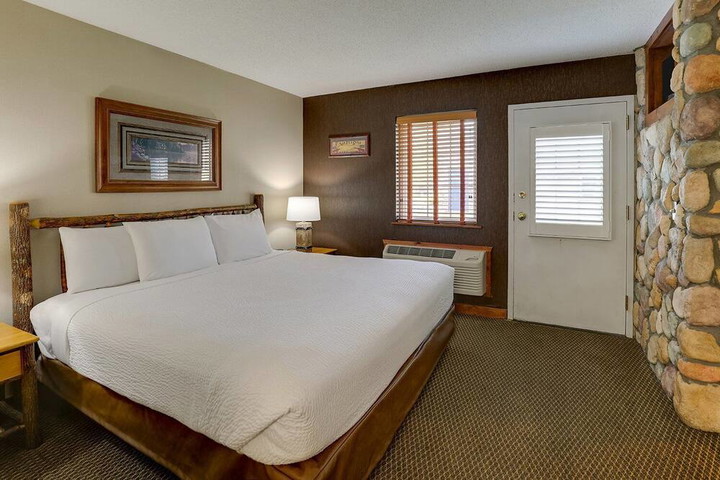 Theme Suite W Kitchenette & Dry Bar! Stoney Creek Peoria | 2 Units - Peoria, IL