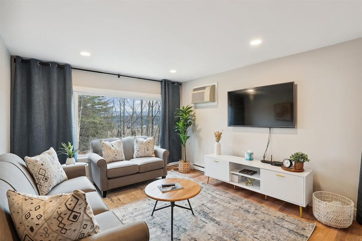 Mountainside Condo E101: 3 Br, Resort Pool, Hot Tub, Sauna & Gym In Great Location! - ストー, VT