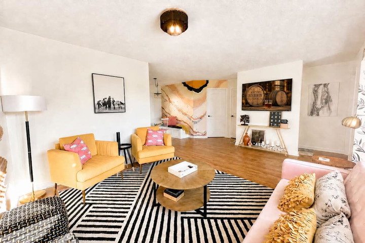 Boho-glam Bungalow 2 Kings, Fire Pit, Fenced Yard, Pet Friendly, Prime Location - Lexington, KY
