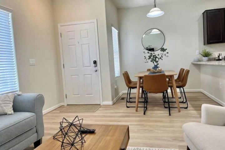 Off-the-diagonal 2-bedroom Townhome - Longmont, CO