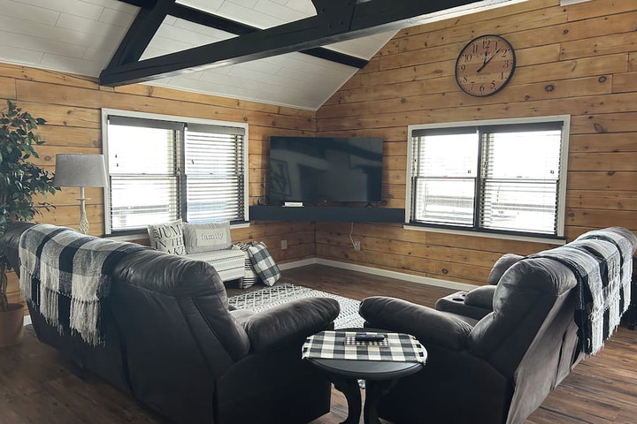 Walk To Bimini Beach! 5 Bedrooms /3 Baths / Sleeps 10 - Treasure Lake, PA