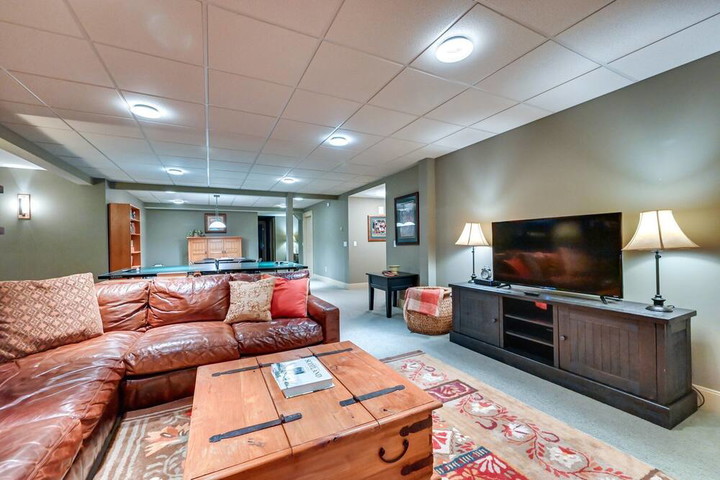 Luxury 2-bedroom, 1 Bath Basement Apartment W/ Pool, Hot Tub, Grill & Patio. - Springfield, MA