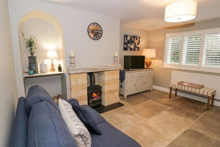 Dazie Cottage Lies In Broadway - Broadway