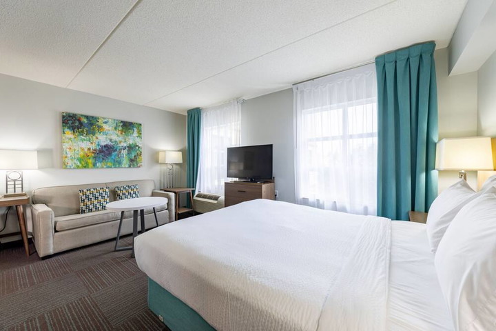 Studio Suite W/ Kitchen, Pool, & Free Breakfast - Guelph