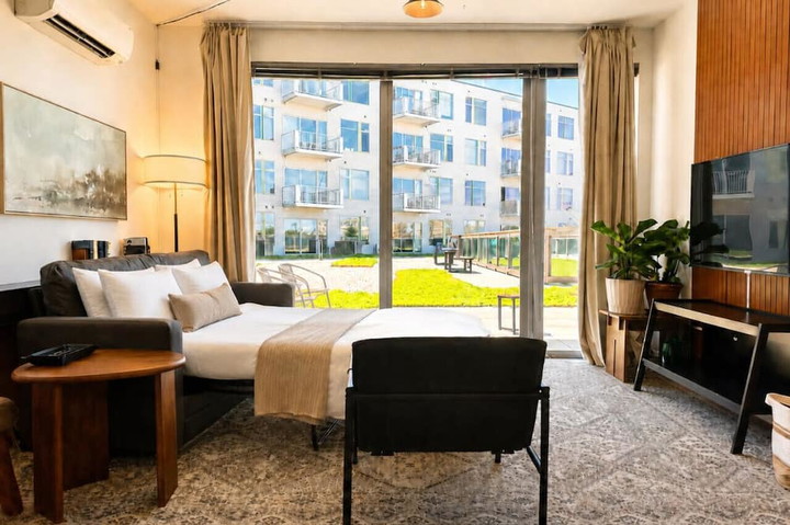 Bay View Designer 1br · Best Location With Balcony, Gym, And Terrace · Sleeps 4 - Milwaukee