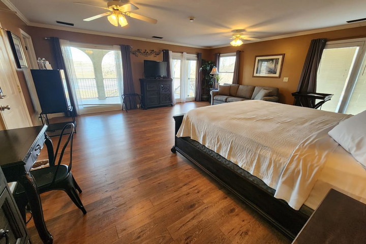 King Room With Sofa Bed And Balcony With River Views - Chattanooga, TN