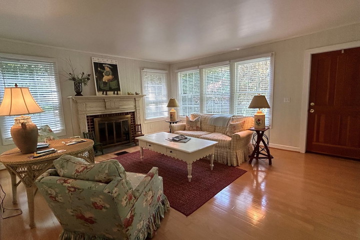 Downtown Brevard Cottage~ Short Stroll To Main Street~ Hiking & Biking Close By - Brevard, NC