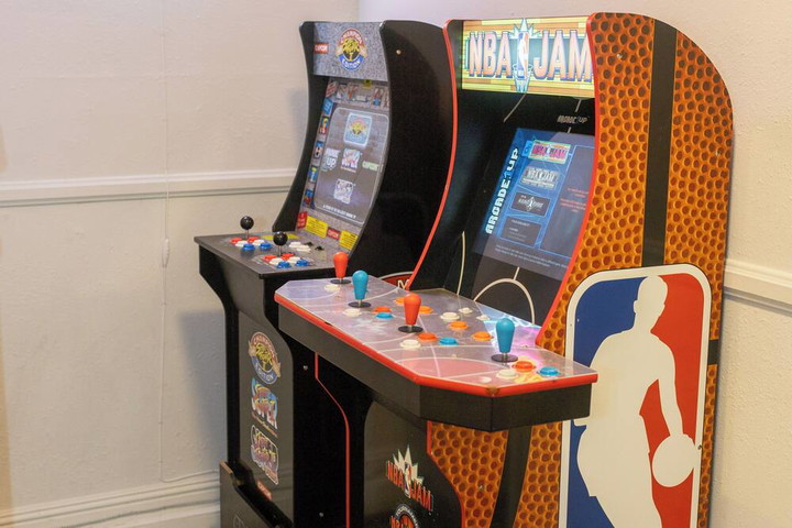 5br Vegas Getaway Pool Games Bbq Close To Strip & Airport Karaoke & Arcade - Las Vegas, NV