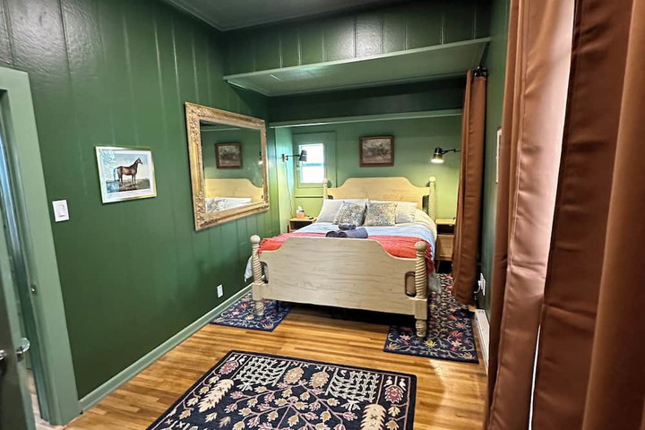 Upscale Downtown Livingston Suite A Stones Throw From The Yellowstone - Livingston, MT