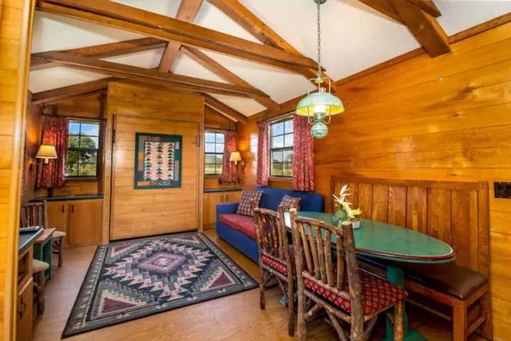 Lakefront Cabin #402 10mins To Beach/pet Friendly/prime Location/book Today - Clearwater, FL