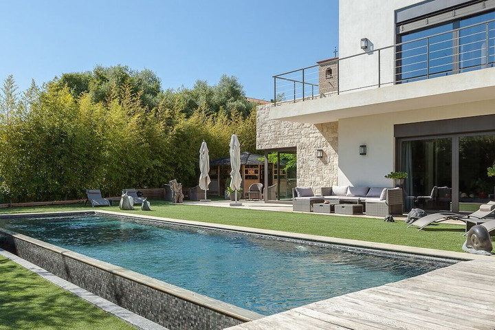 Villa En Domaine Privé Avec Piscine Chauffée - Antibes