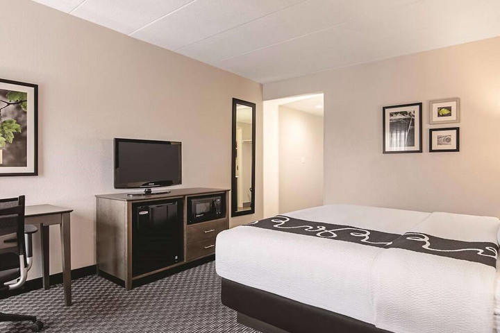 Portland Stay With Easy Access To Arts District & Complimentary Breakfast - Cape Elizabeth, ME