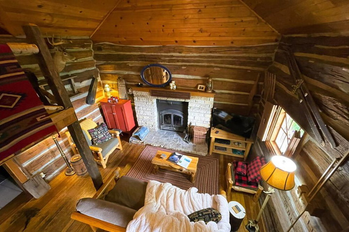 Historic Sadie's Log Cabin - Iowa