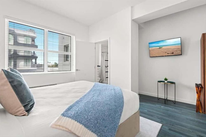 Pool, Terrace & Free On The Go Breakfast Onsite! - Key Biscayne, FL