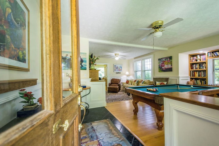Gorgeous 4 Bedrm Colonial Home With Fire Pit, Hot Tub, Pool Table Hendersonville - Hendersonville, NC