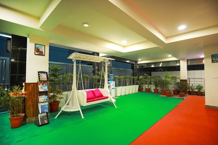 Cyber Hub Retreat Near Horizon Center - New Delhi
