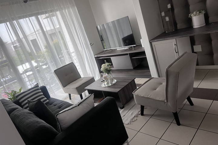 A Cosy 2 Bedroom Apartment In Dainfern. Caters For Small Family Or Couples - Sandton