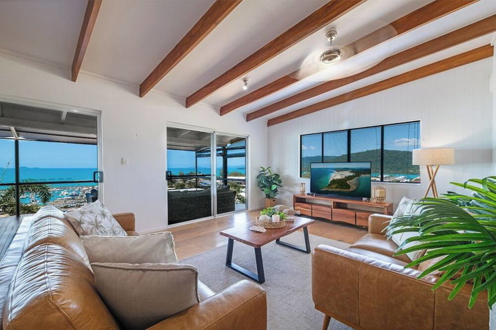 Nautilus On The Hill - Luxury Holiday Home In Central Airlie - Airlie Beach