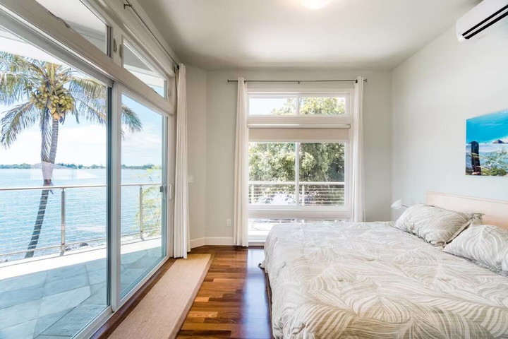 Oceanfront Paradise: Breathtaking 3bd/2ba With Panoramic Views Of Hilo Bay - Hilo, HI
