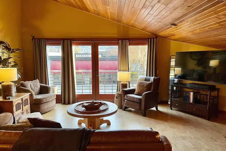 Downtown Sequim Penthouse, Elegant Decor - Sequim, WA