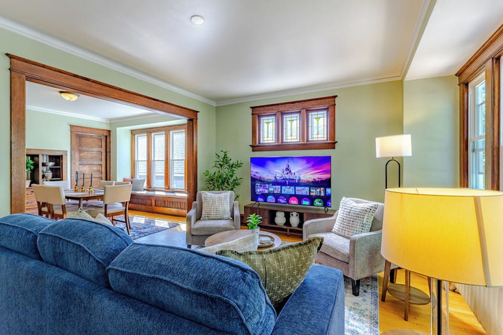 Sunny & Spacious 4br East Side Stay ¦ Balcony ¦ Family-friendly - Milwaukee
