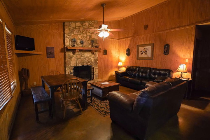 Walking Distance To The Frio River, Access To Shared Pool - Concan, TX